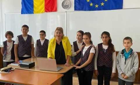 CEZ și Narada dotează 2 școli din județul Argeș cu echipamente digitale ...